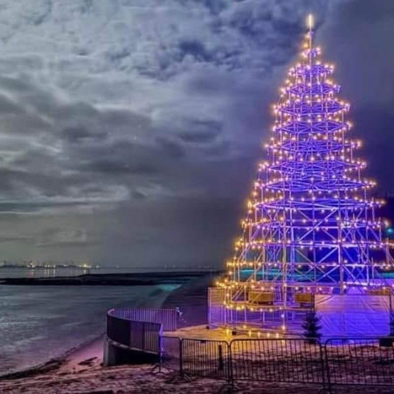 Hoogste kerstboom van de provincie staat op het stadsstrand van ...