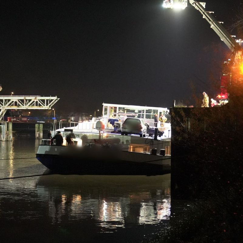 Zinkend schip met 800 ton erts net op tijd gered - Omroep Gelderland
