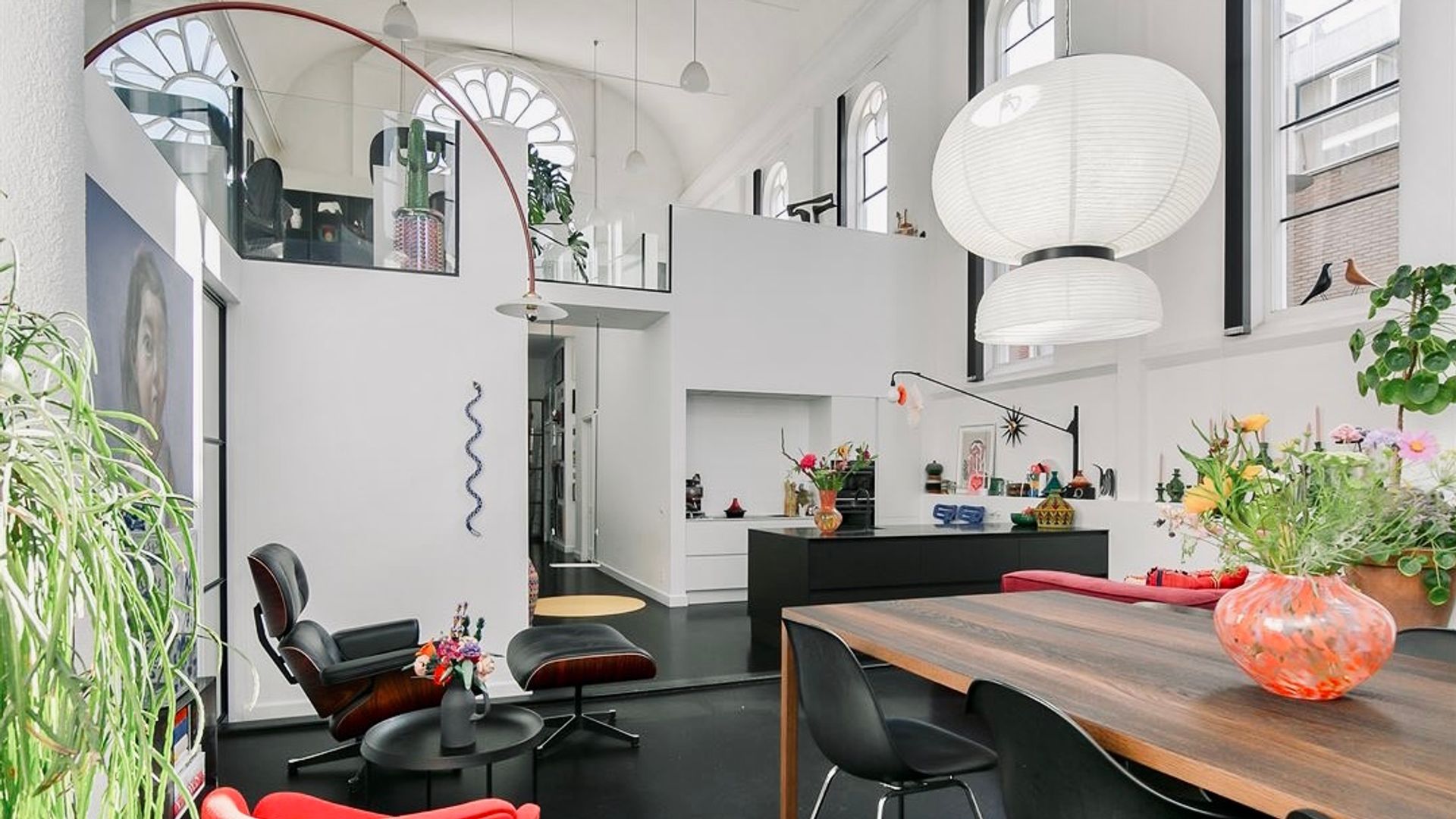 In hartje Dordrecht staat een kapel uit 1901 te koop: 'Het is verbouwd ...