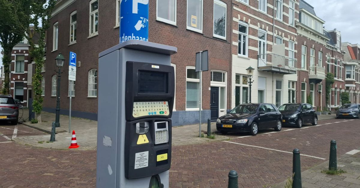 Oplichters plakken 'Quishing' stickers op parkeerautomaten: Gemeente ...