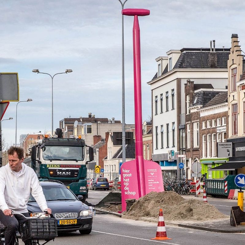Waarom staat er een grote roze schep aan de Westerhaven? - RTV Noord