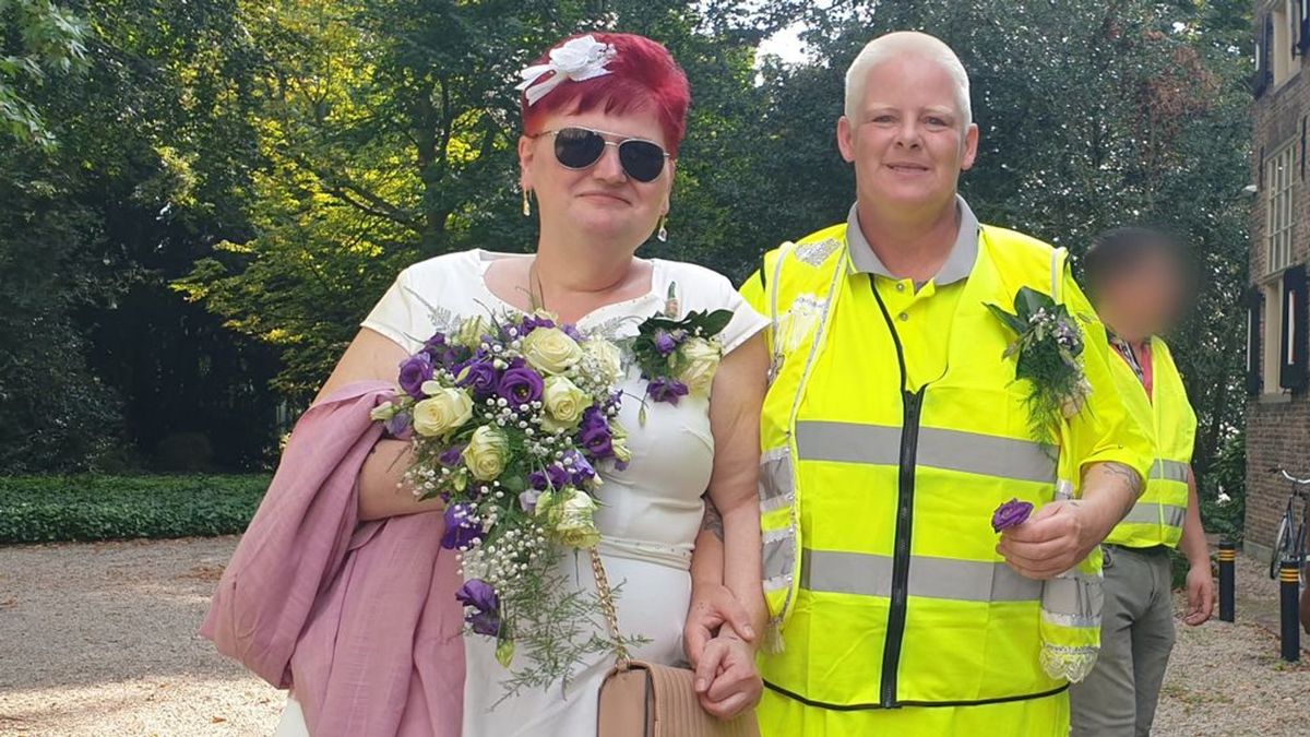 Aanjagers gele hesjes Tiel stappen in geel huwelijksbootje - Omroep ...