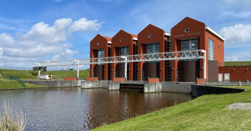 Een kijkje in de ondergrondse afvoerbuis van gemaal Rozema - RTV Noord