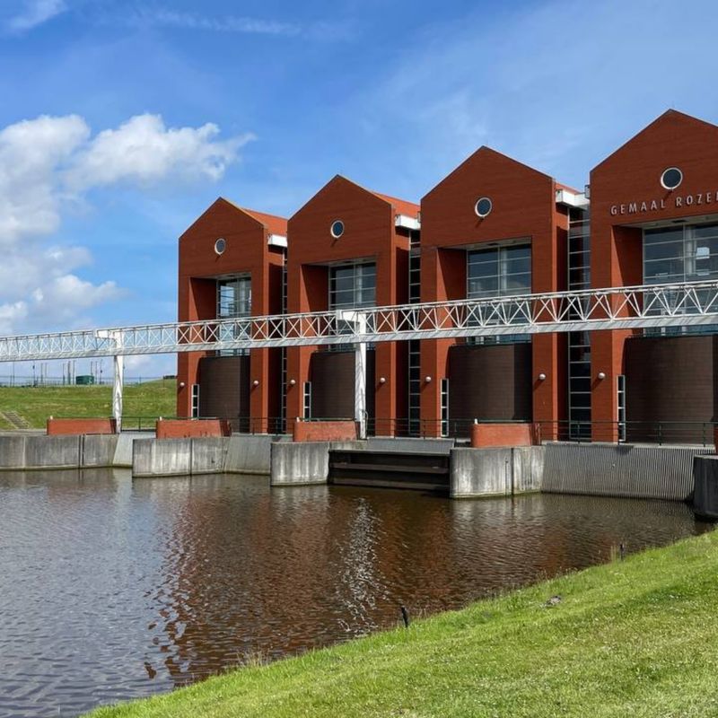 Een kijkje in de ondergrondse afvoerbuis van gemaal Rozema - RTV Noord