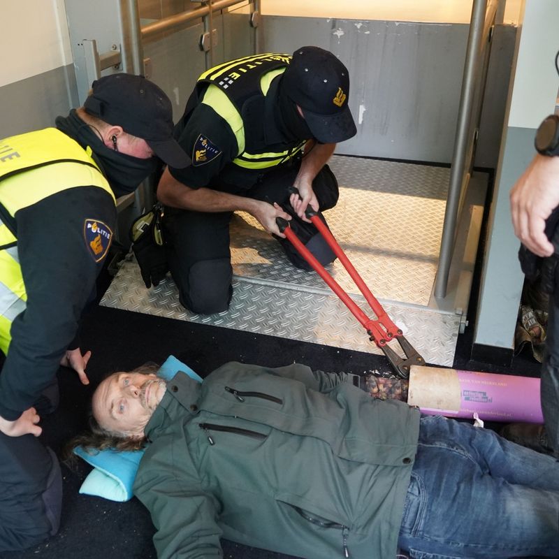 Politie maakt einde aan demonstratie Extinction Rebellion bij ING ...