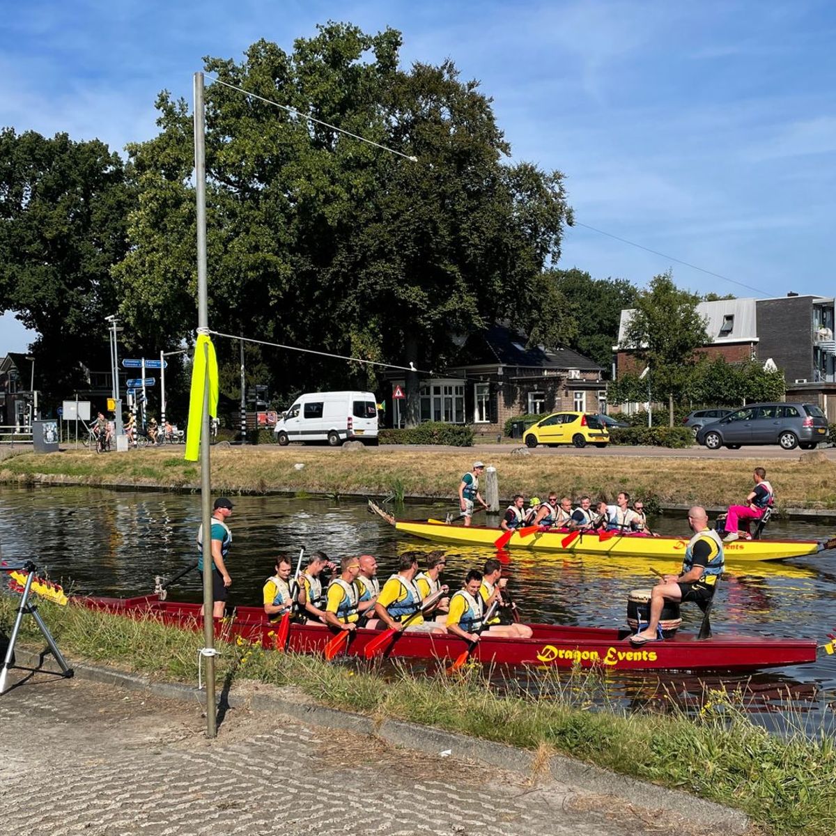 Drakenbootwedstrijd in de vaart op Erica: '200 meter peddelen is heel ...