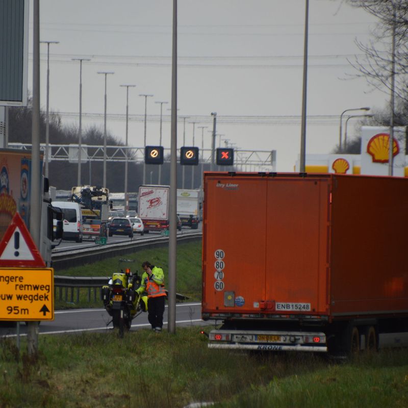 File op A2 door ongeval met vrachtwagen - L1 Nieuws