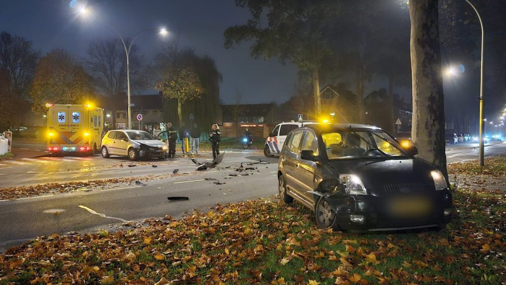 Kruising vol auto-onderdelen na botsing | Twee gewonden na aanrijding fatbike en scooter - Rijnmond