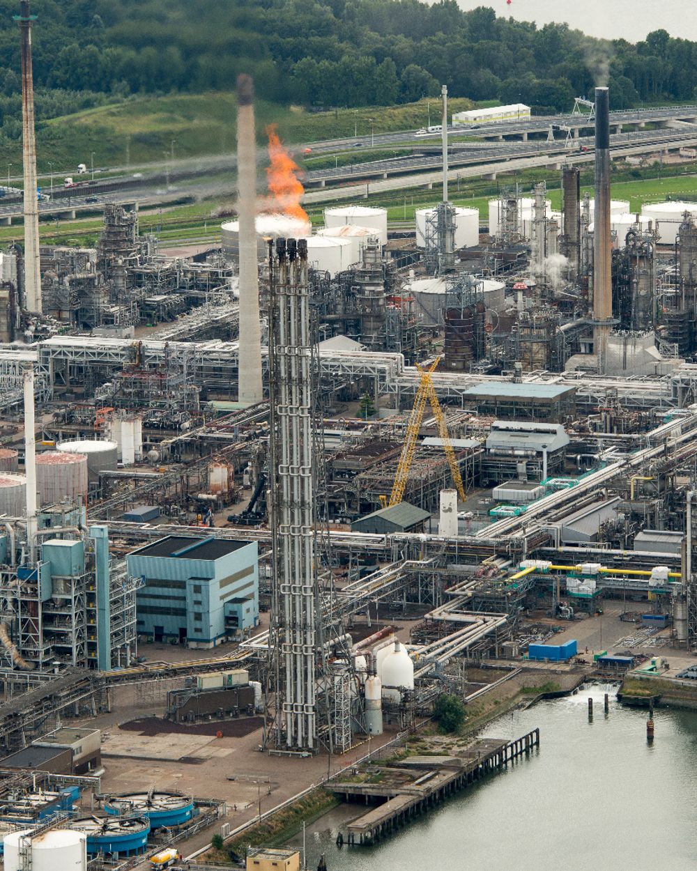 Shell legt bouw biobrandstoffenfabriek tijdelijk stil vanwege ...