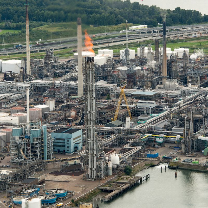Shell belooft CO2-uitstoot van fabrieken in Rotterdam en Moerdijk ...