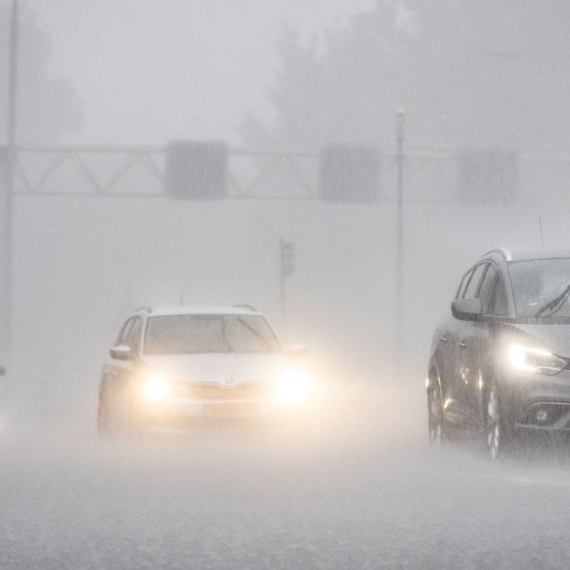 Pas op! Veel regen en zware windstoten zijn onderweg, code geel afgegeven - Omroep Zeeland