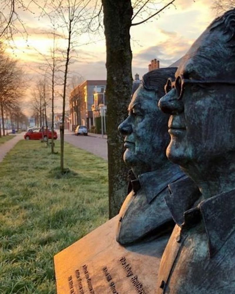 Van jeugdvrienden naar gezamenlijk standbeeld: De Askay Brothers - RTV ...