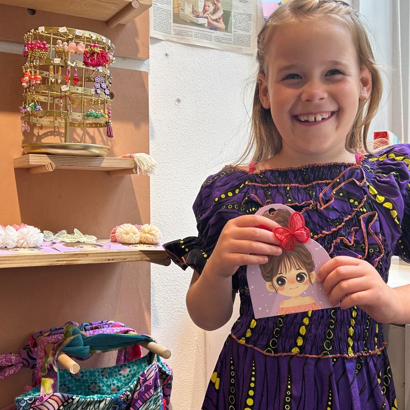 Klein van stuk, groots in creativiteit: Liora (8) maakt scrunchies en ...