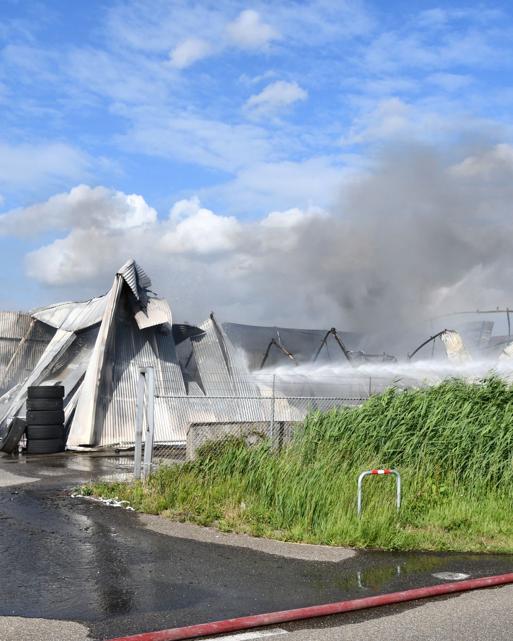 Uitslaande brand bij transportbedrijf: 'Loods niet meer te redden' - Omroep Zeeland
