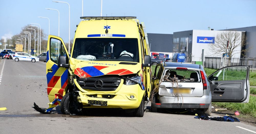 Zwaargewonde bij ongeluk met ambulance in Terneuzen - Omroep Zeeland