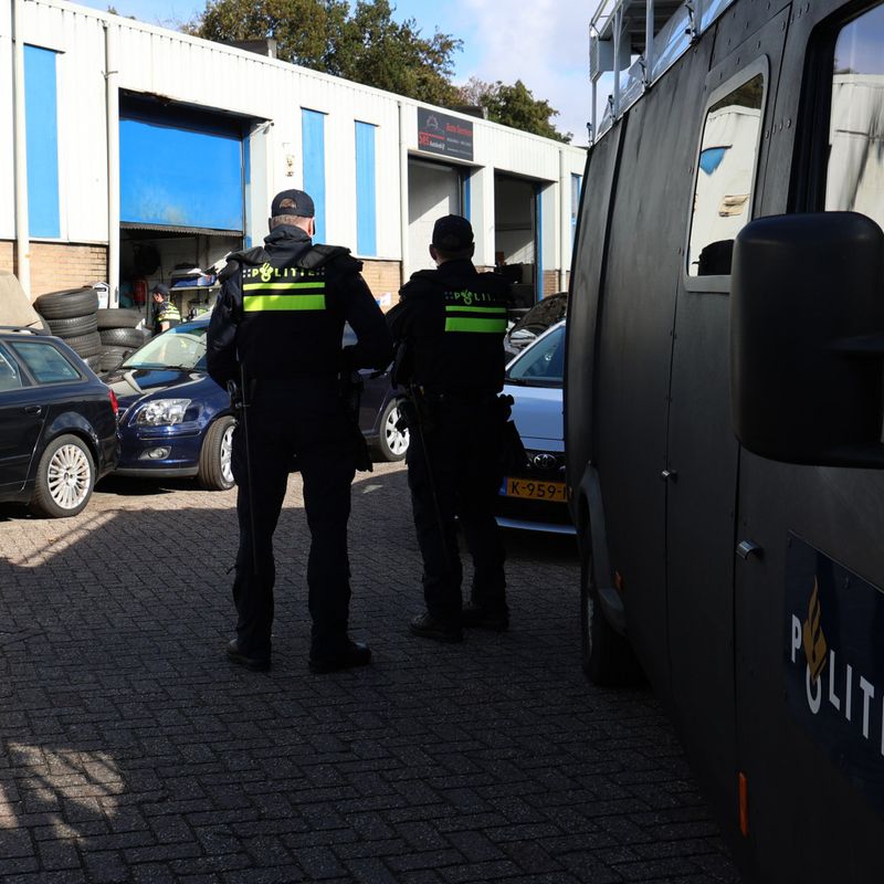 Politieactie bij autogarage, tientallen agenten en rechercheurs op de ...