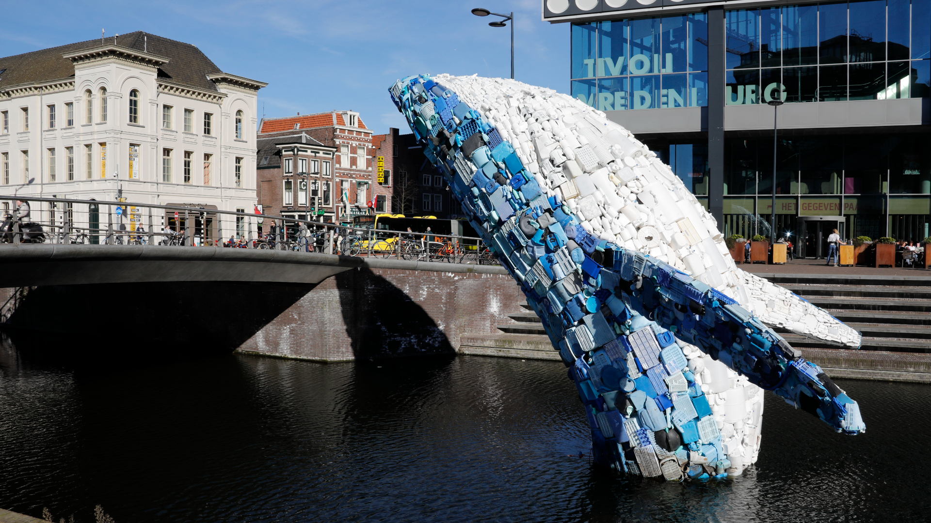 Utrechtse politiek wil na plastic walvis ook de 'Pissende IJsbeer' naar ...