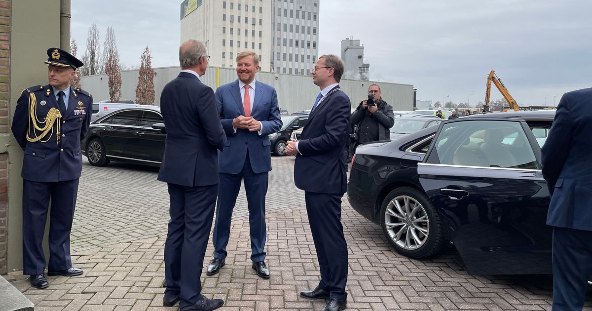 Koning Willem-Alexander scoort punten in Meppel bij fans en proeft ... Koning Willem-Alexander scoort punten in Meppel bij fans en proeft ...