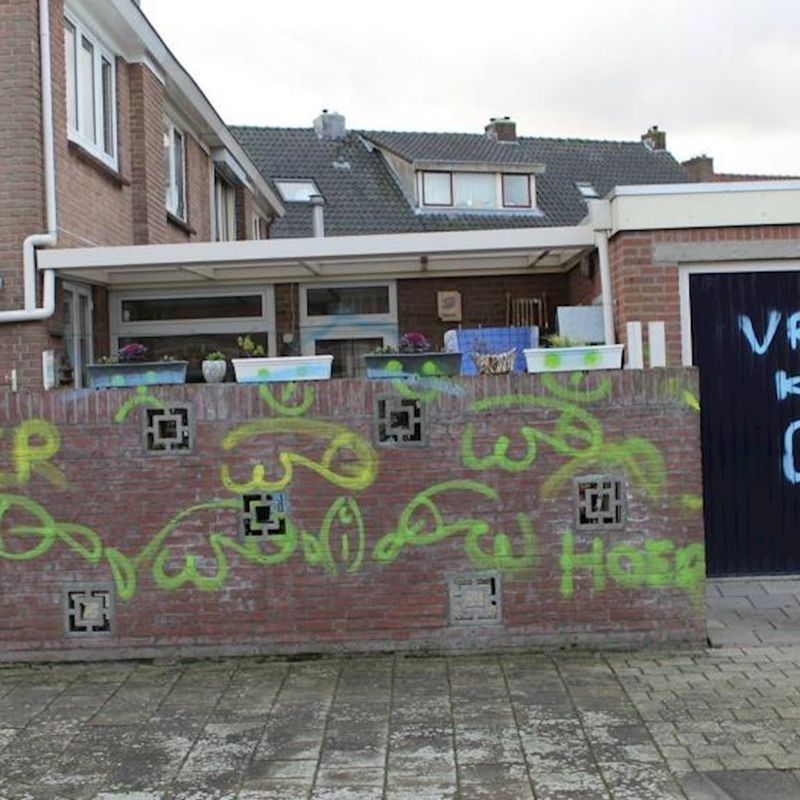 "Vrorijk Kersemus" en piemels op woning gespoten met graffiti in ...