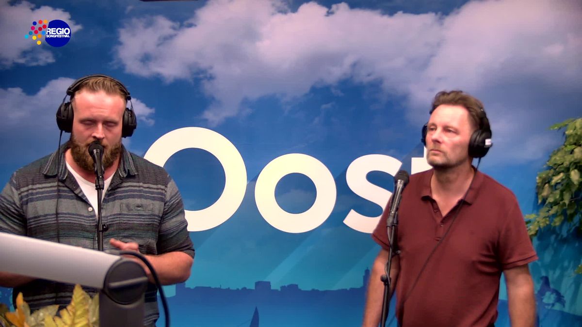 Bas en Thomas zingen 'Oons Kleine Jong' in de studio bij Paula Keizer ...