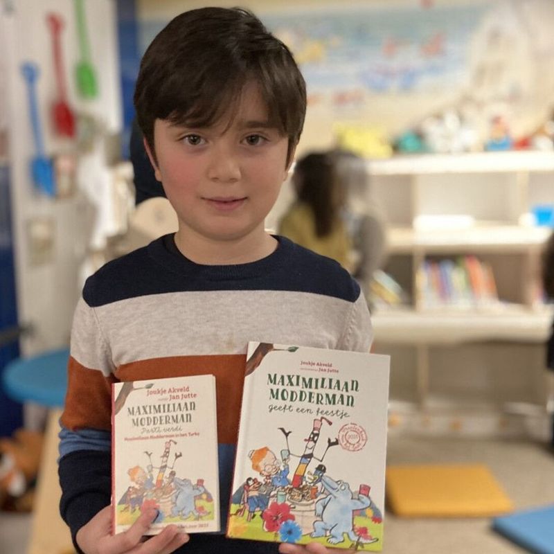 Atahan (8) wordt voorgelezen in het Nederlands én Turks: 'Klinkt een beetje als thuis' - Omroep ...