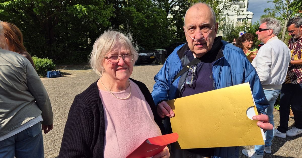 Emoties na winnen 50.000 euro dankzij straatprijs Postcode Loterij ...