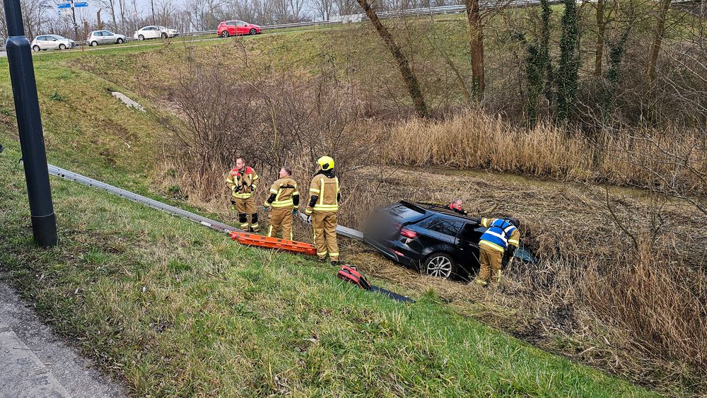 Auto rijdt van dijk af de sloot in | Overval op telefoonwinkel ...