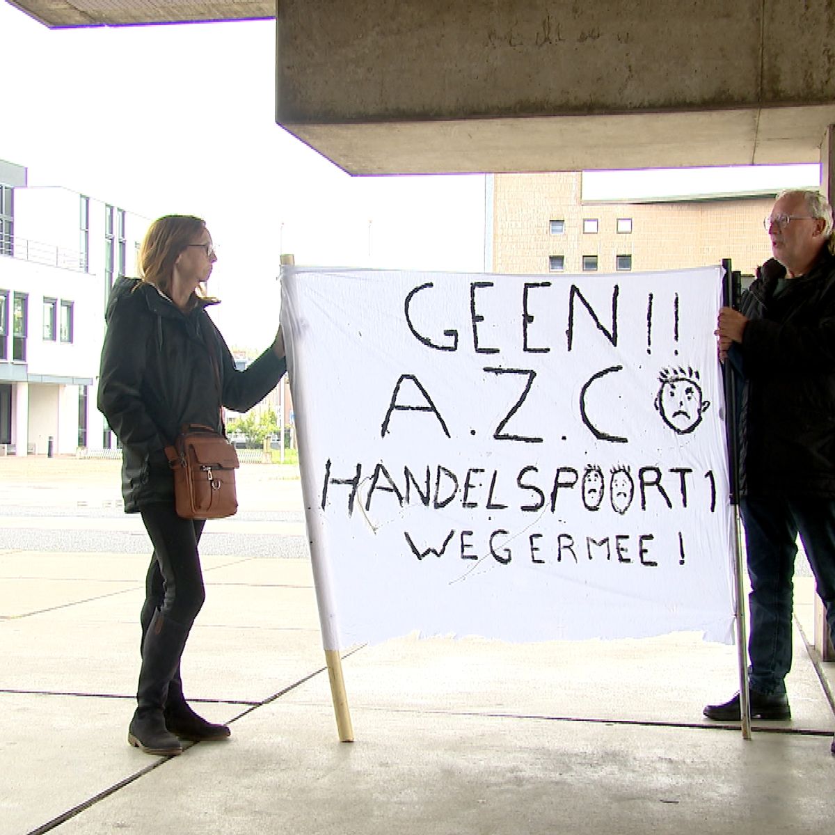 Besluit over azc in Terneuzen uitgesteld; omwonenden luchten hun hart ...