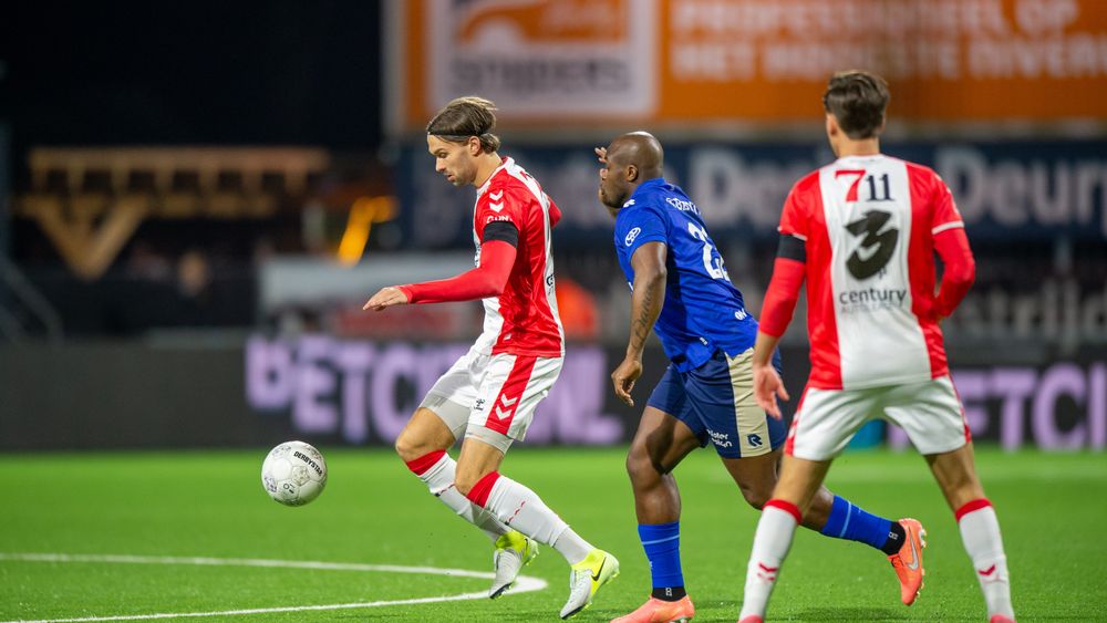 Blik FC Emmen-trainer Robin Peter naar voren: 'Op een paar plekken ...