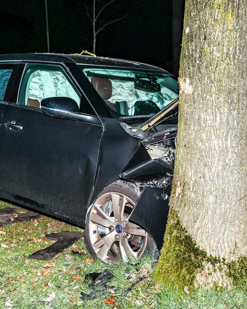 Automobilist valt in slaap en botst tegen boom in Emmen - RTV Drenthe