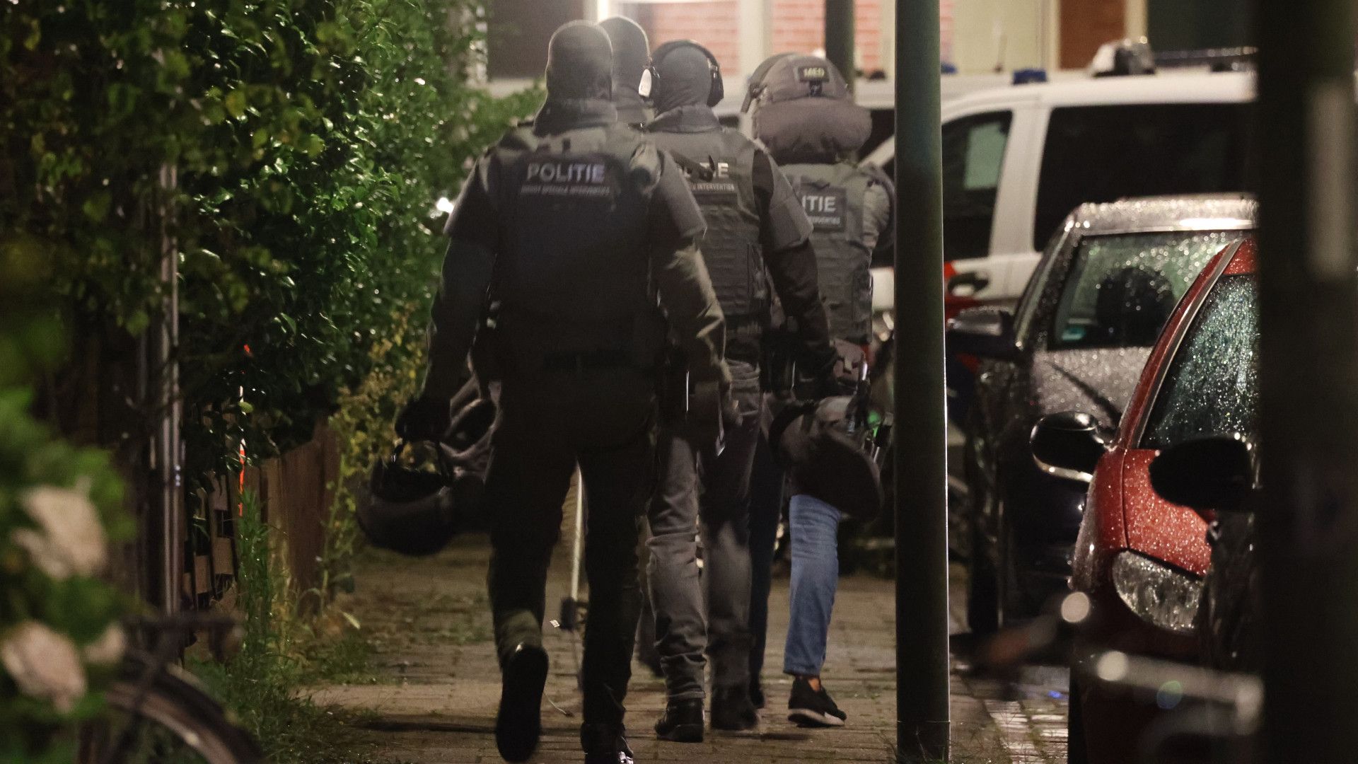112-nieuws | Arrestatieteam haalt vrouw met mes uit huis - Omroep West