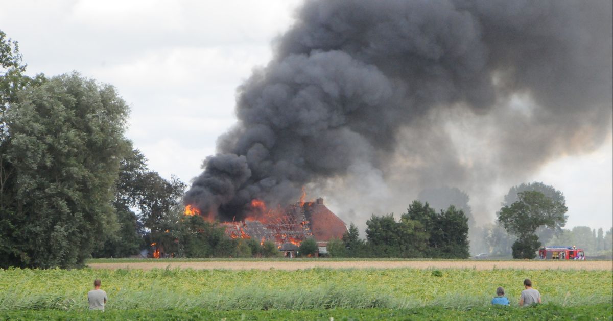 112-nieuws woensdag 16 juli: Woonboerderij en schuur in Pieterburen door brand verloren gegaan ...