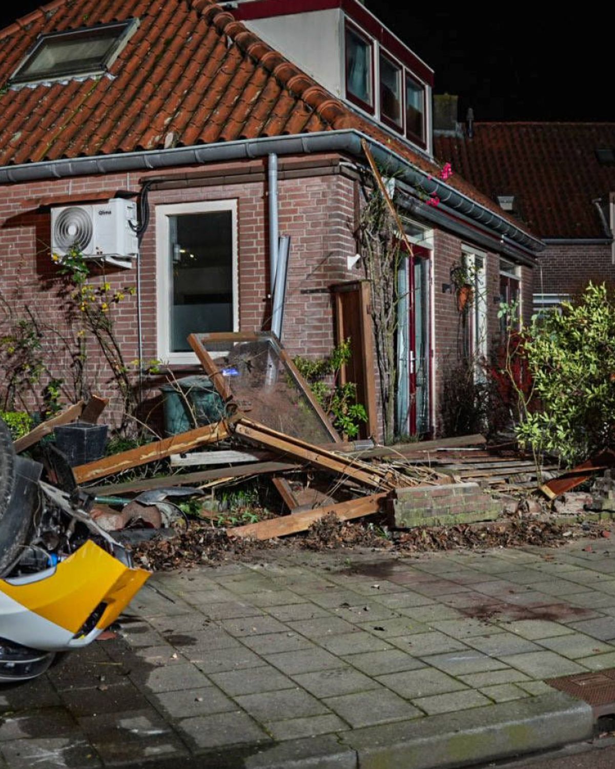 Auto buitelt via muur op stoep, puin vliegt door glazen deur - Omroep ...