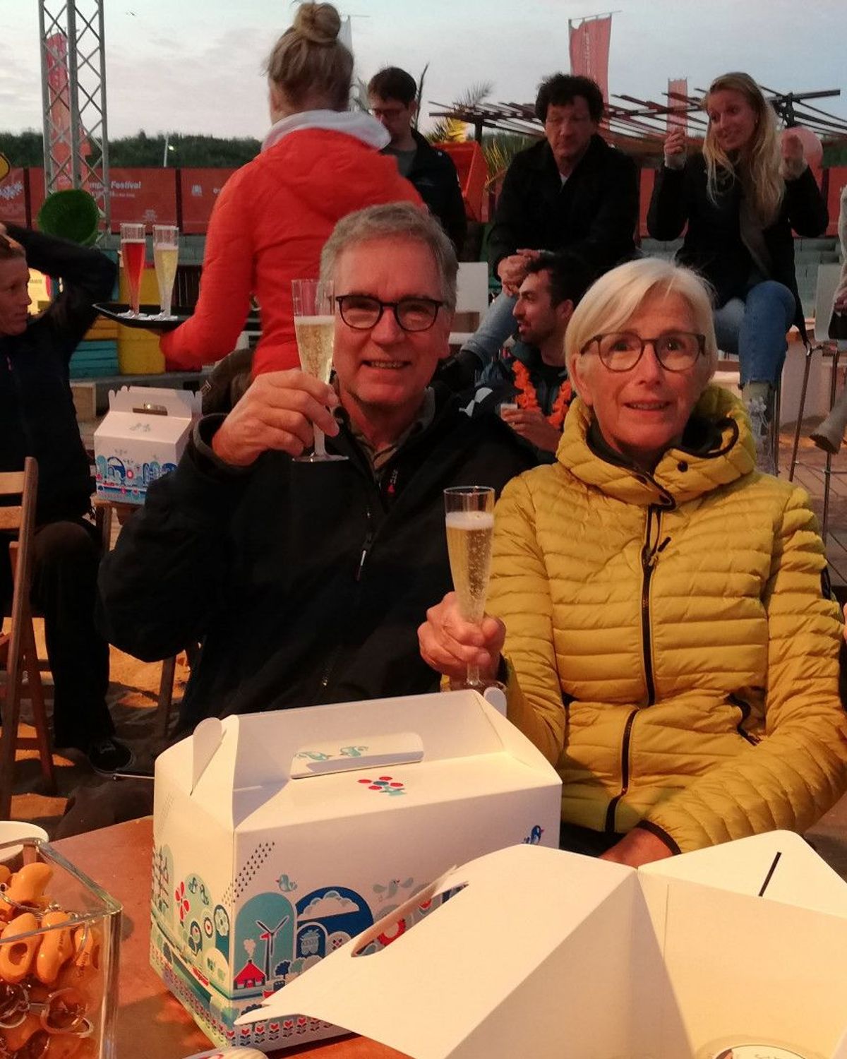 Trotse ouders Annette Duetz zien dochter op Scheveningen brons halen ...