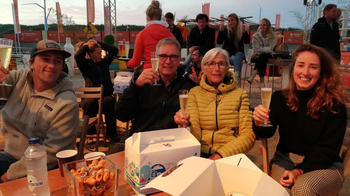 Trotse ouders Annette Duetz zien dochter op Scheveningen brons halen ...
