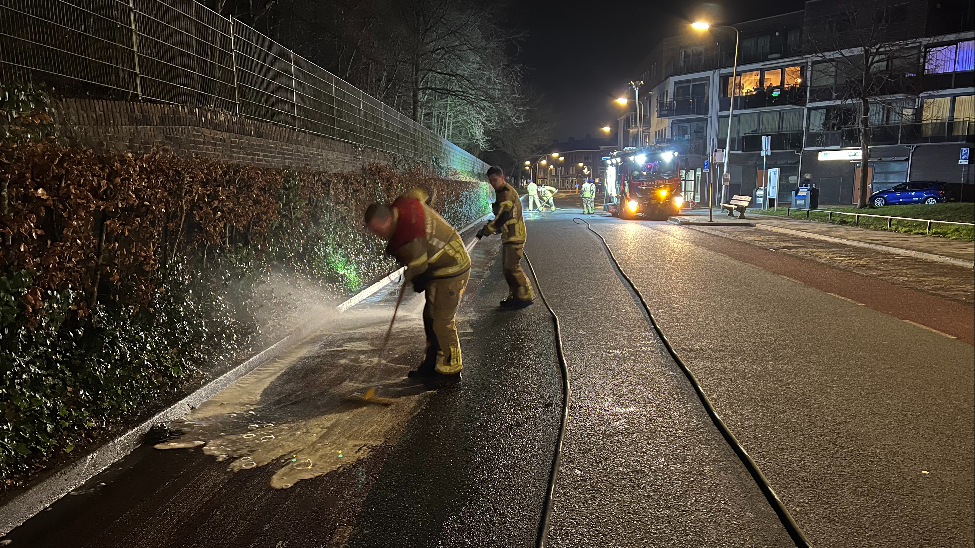 112 Nieuws: Brandweer spuit liters verf van straat in Deventer - Oost