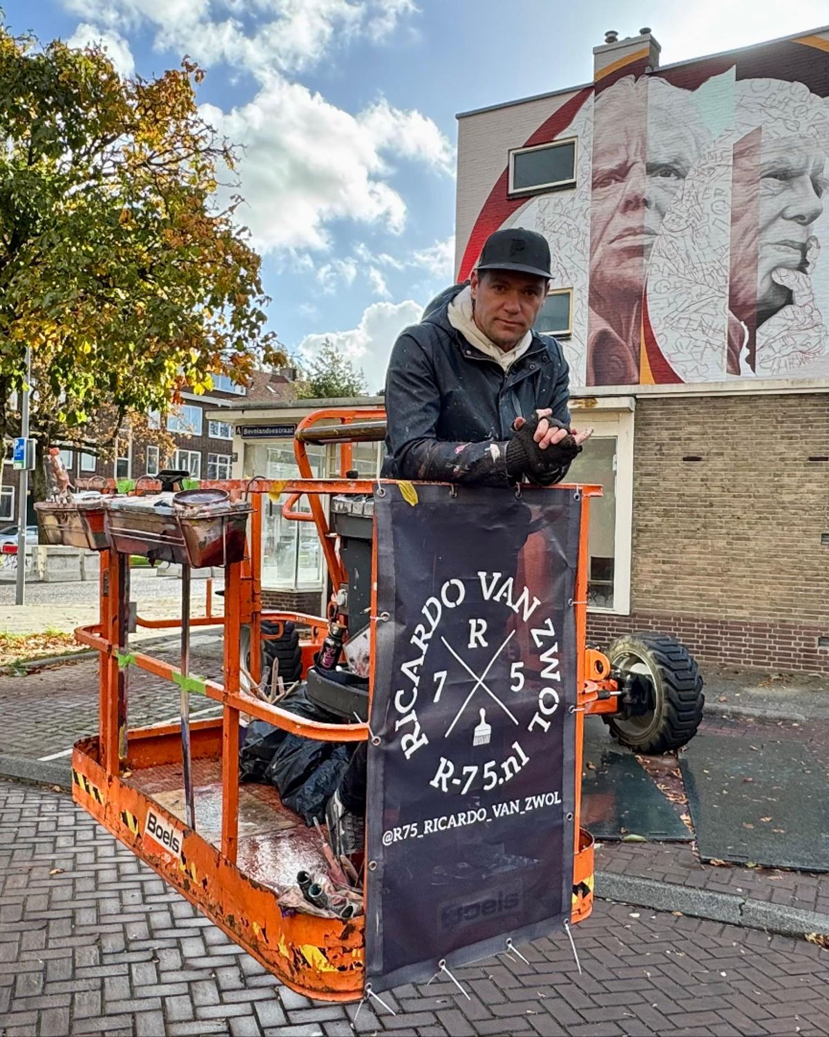 Don Leo vereeuwigd op Zuid: muralist Ricardo van Zwol schildert ode aan ...