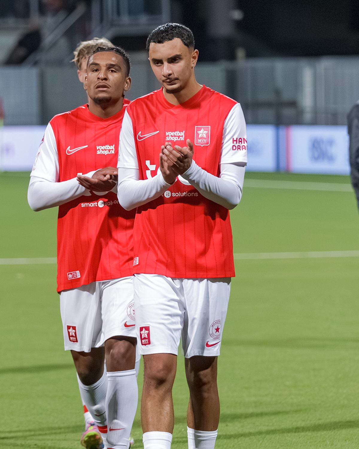 Wereldgoal Silva Timas en spreekkoren richting MVV-trainer Hermans ...