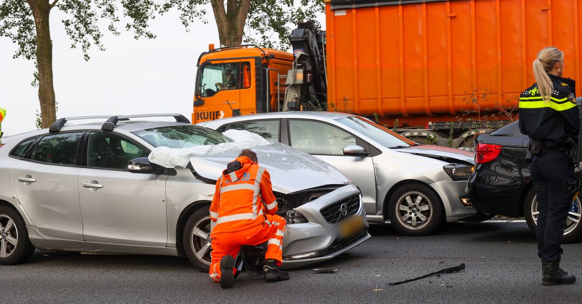 Flinke files na twee ongelukken, snelweg tijdelijk dicht - Rijnmond