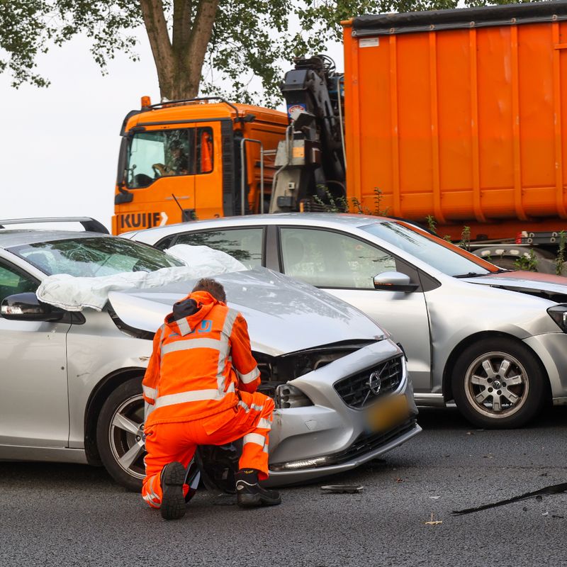 Flinke files na twee ongelukken, snelweg tijdelijk dicht - Rijnmond