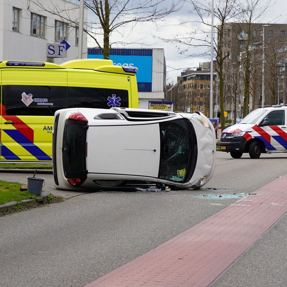 Auto belandt op zijkant bij ongeluk in Hoogeveen - RTV Drenthe