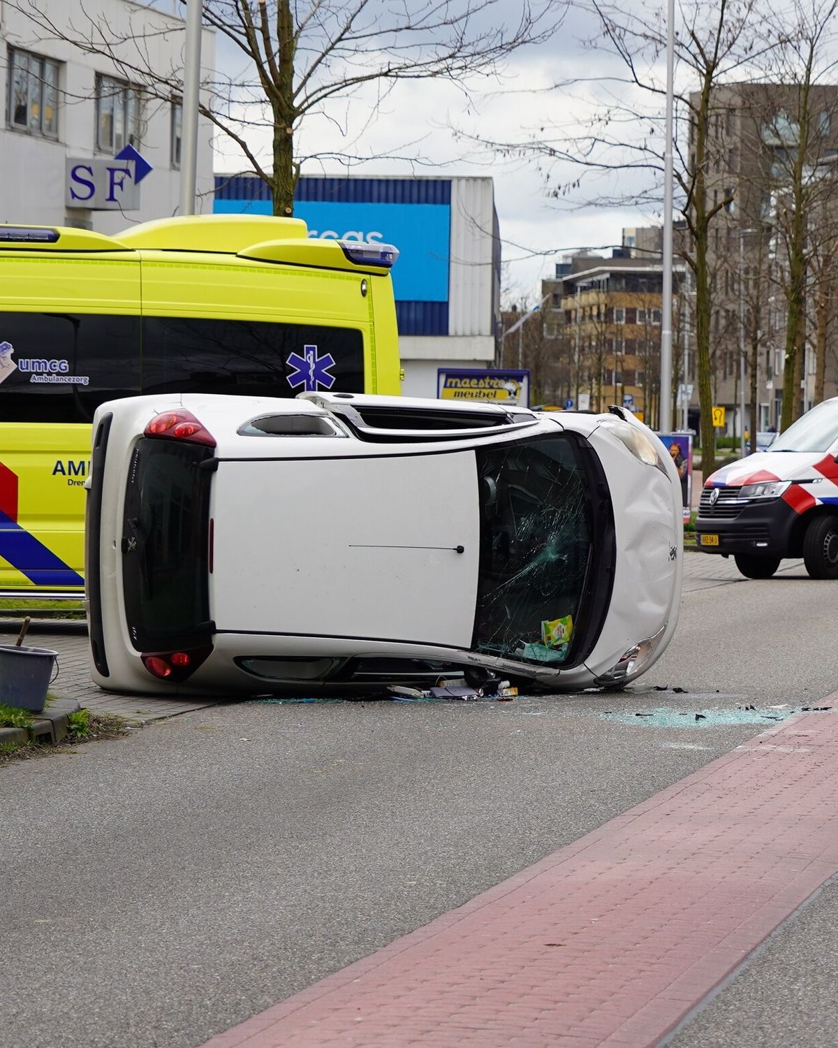 Auto belandt op zijkant bij ongeluk in Hoogeveen - RTV Drenthe