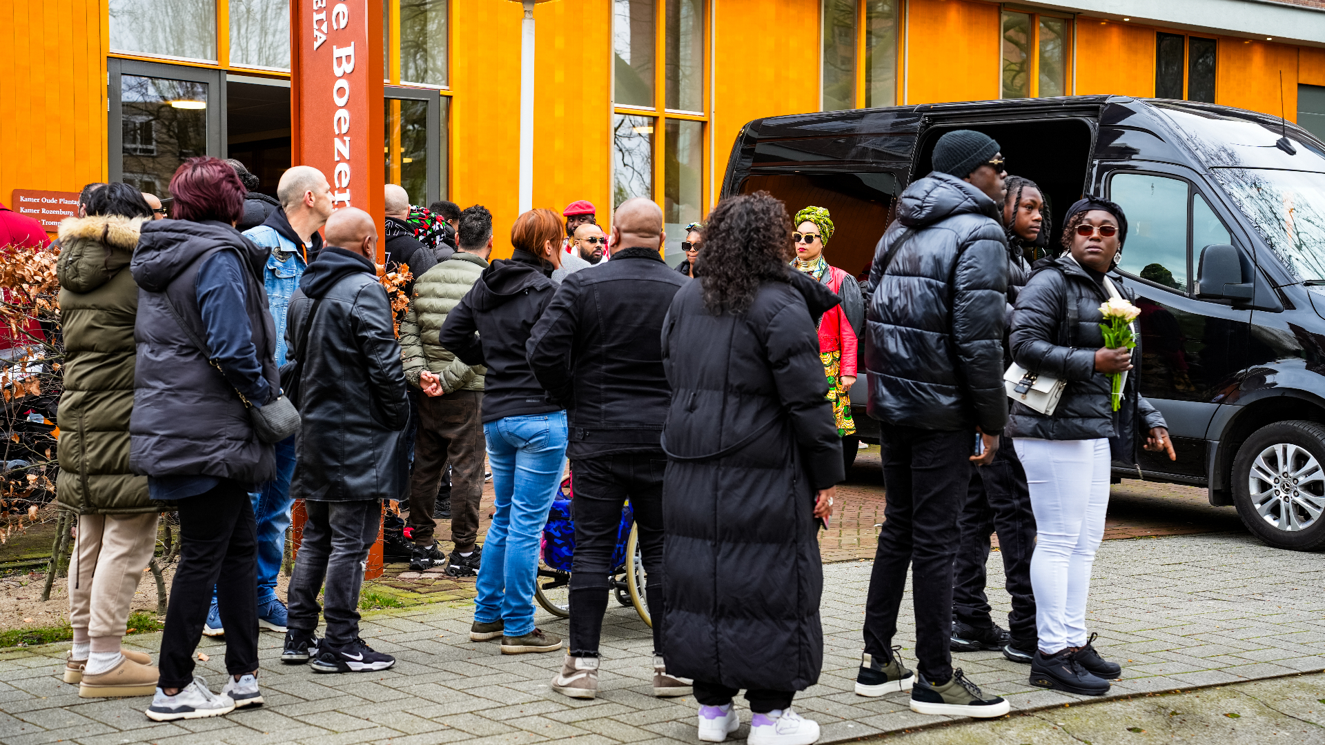 Fans, familie en vrienden lopen mee in grote rouwtocht voor overleden ...