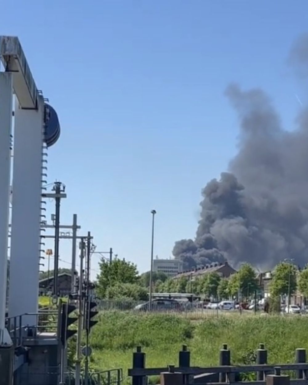 Grote brand bij afvalverwerker Vlaardingen, zwarte rookwolken tot ver ...