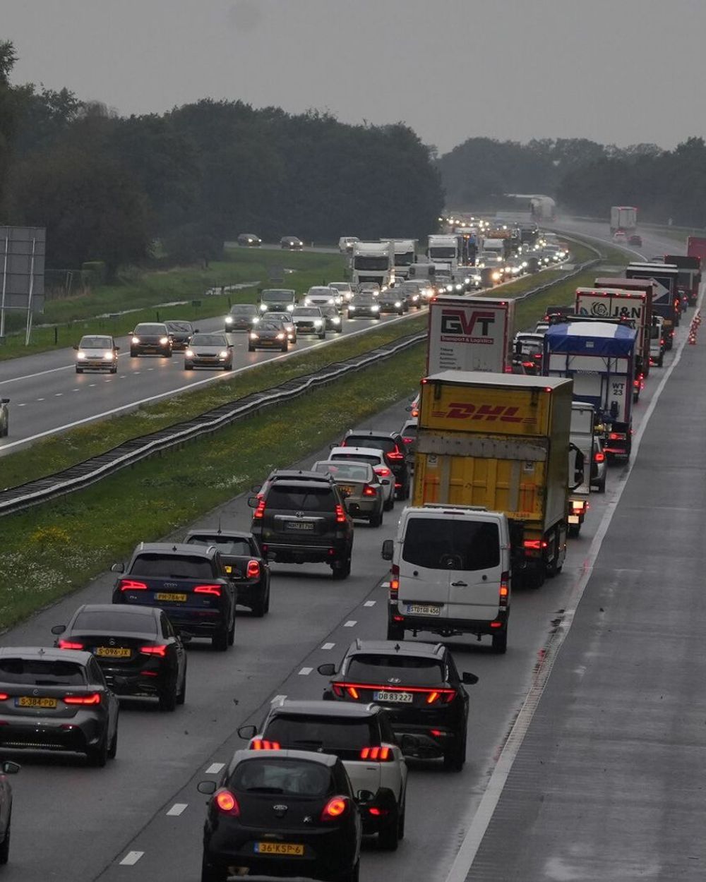 Ochtendspits met file op A28 en A32 na ongeluk met meerdere voertuigen - RTV Drenthe
