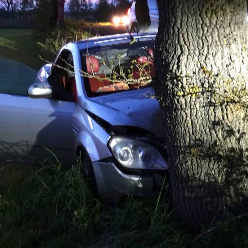 112 nieuws: Automobiliste raakt gewond bij botsing tegen boom in Dedemsvaart - Oost