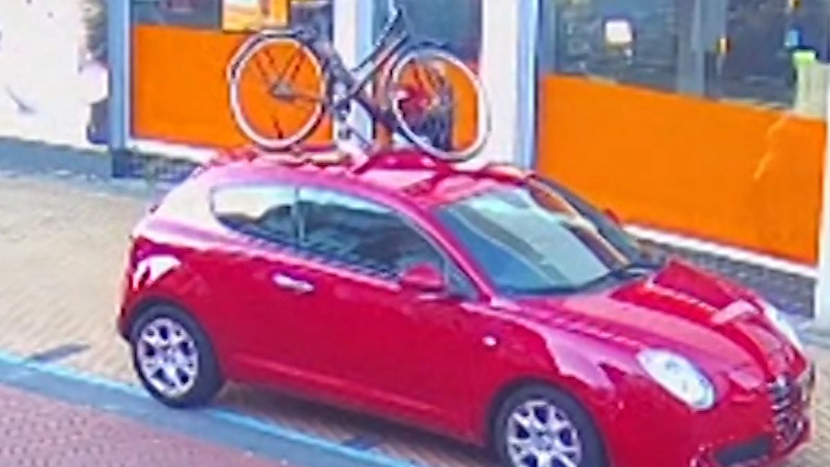 Vandaal dumpt fiets op het dak auto - Oost