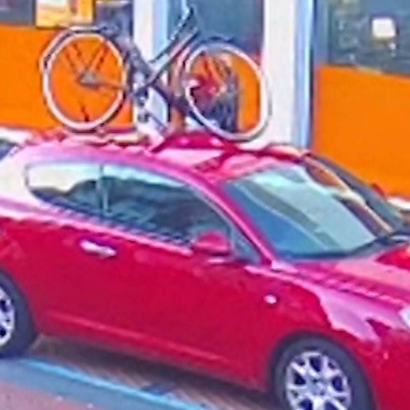 Vandaal dumpt fiets op het dak auto - Oost