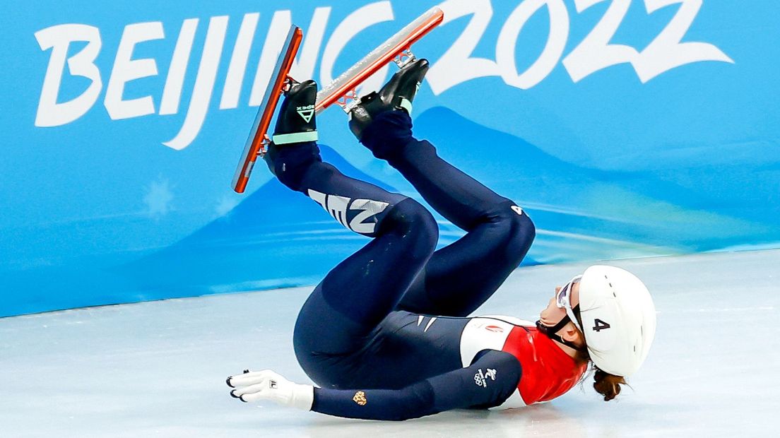 Shorttrackster Selma Poutsma valt en is uitgeschakeld op de 500 meter ...