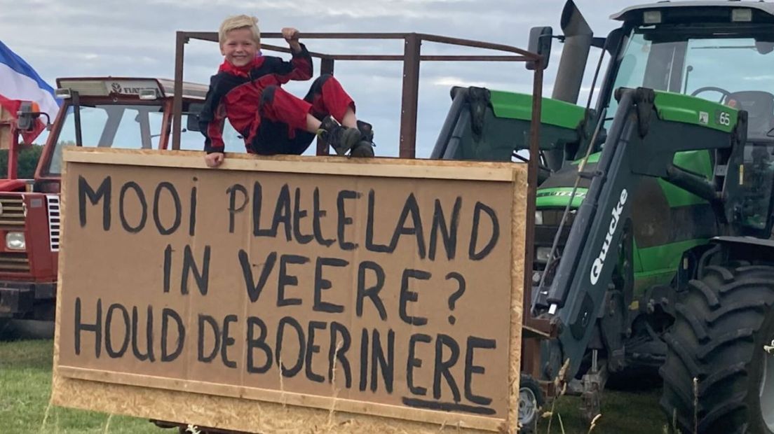 Meer dan honderd boeren protesteren bij Veerse gemeenteraadsvergadering ...